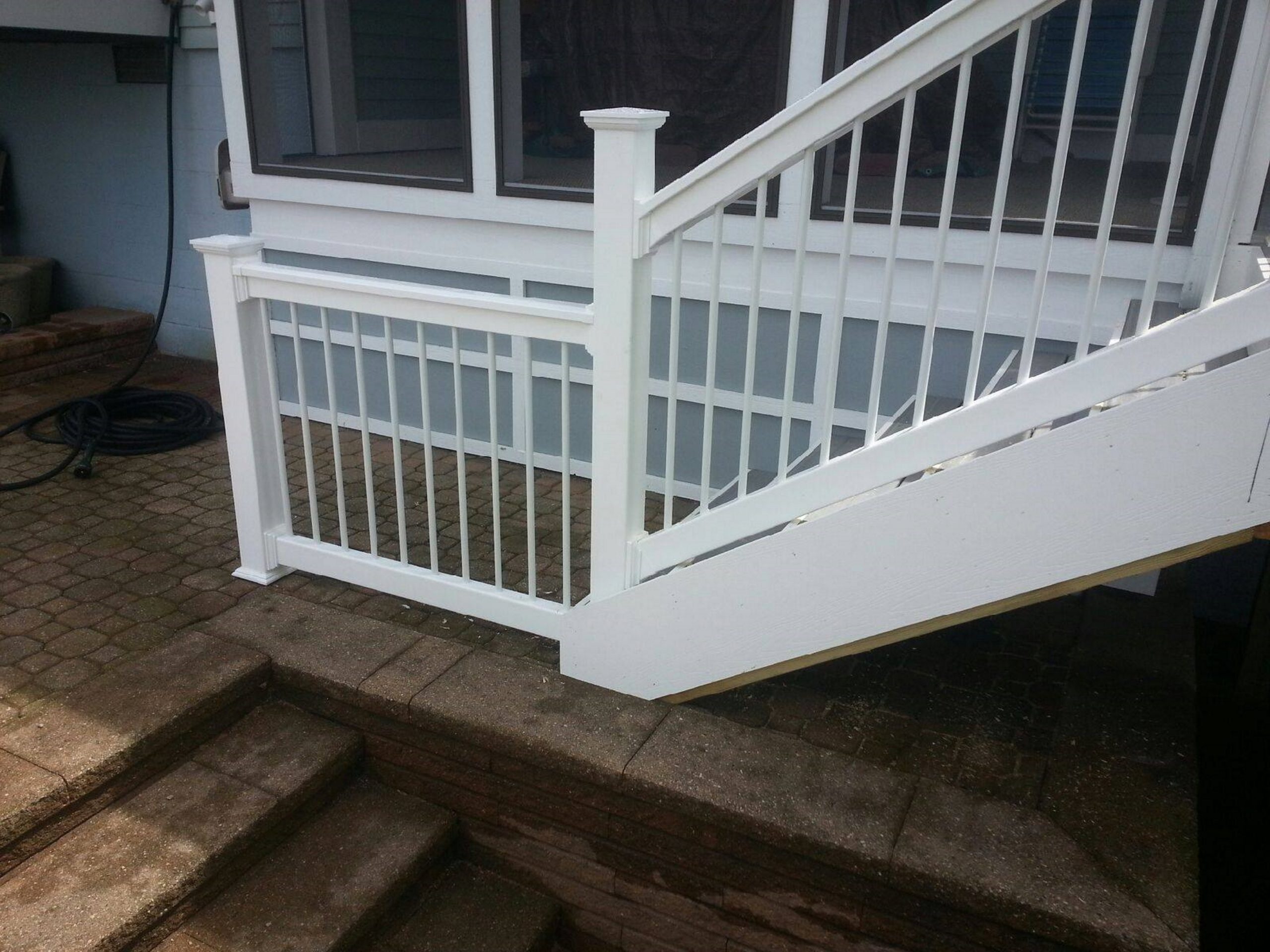 42" Tall Vinyl T Rail Kits with Round Aluminum Balusters - The Deck Barn