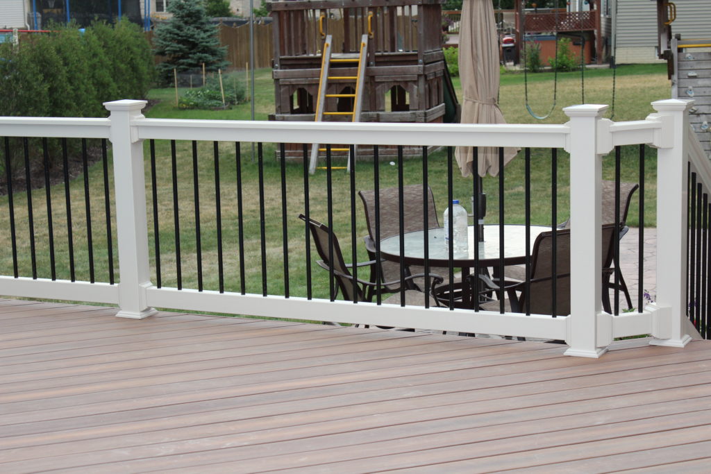 Traditional (T) Vinyl Rail Kits With ROUND Aluminum Balusters 36"Height ...