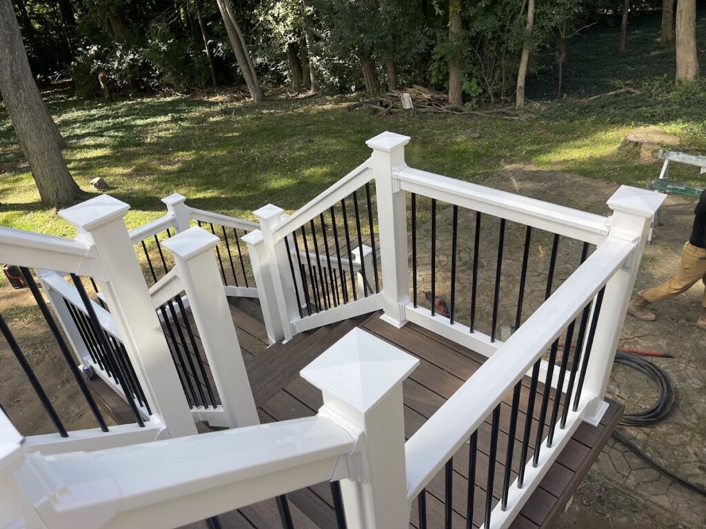Traditional (T) Vinyl Rail Kits With ROUND Aluminum Balusters 36"Height ...